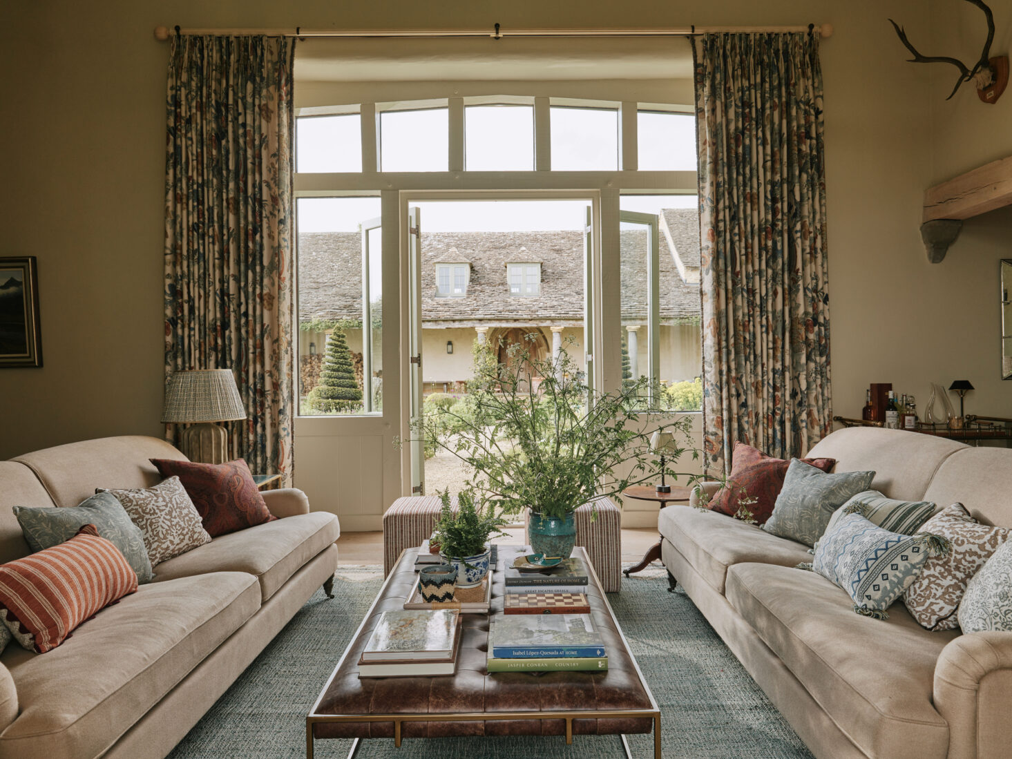 2026 interior design trends: Mixed marble, tapestries and the rise of ...